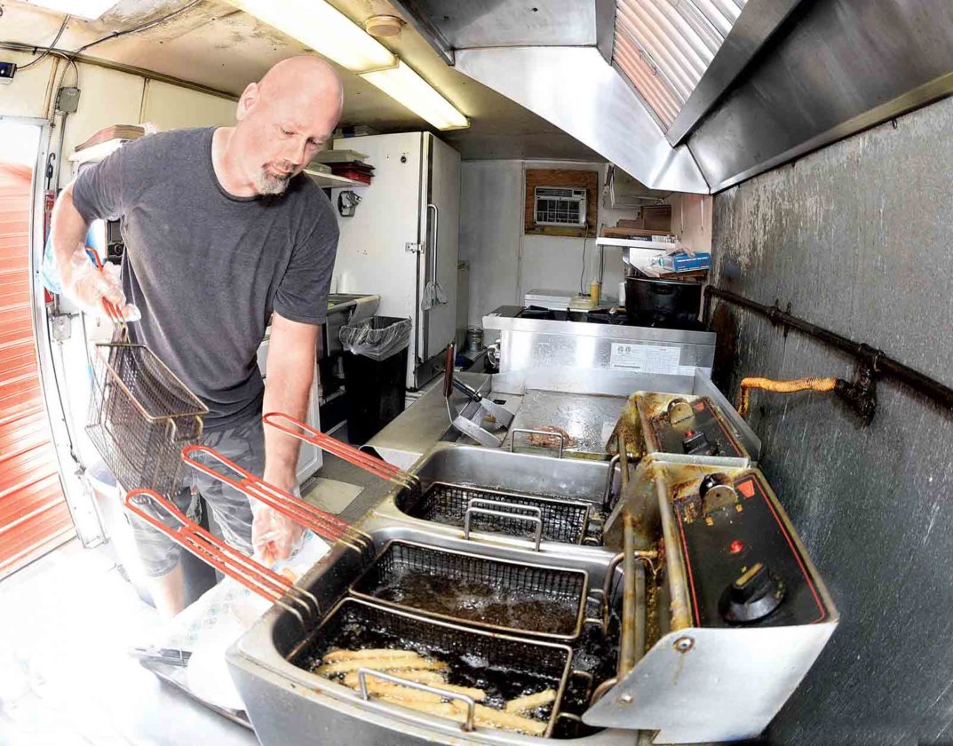 Davis relishes hot dog memories as he leaves business | News, Sports ...